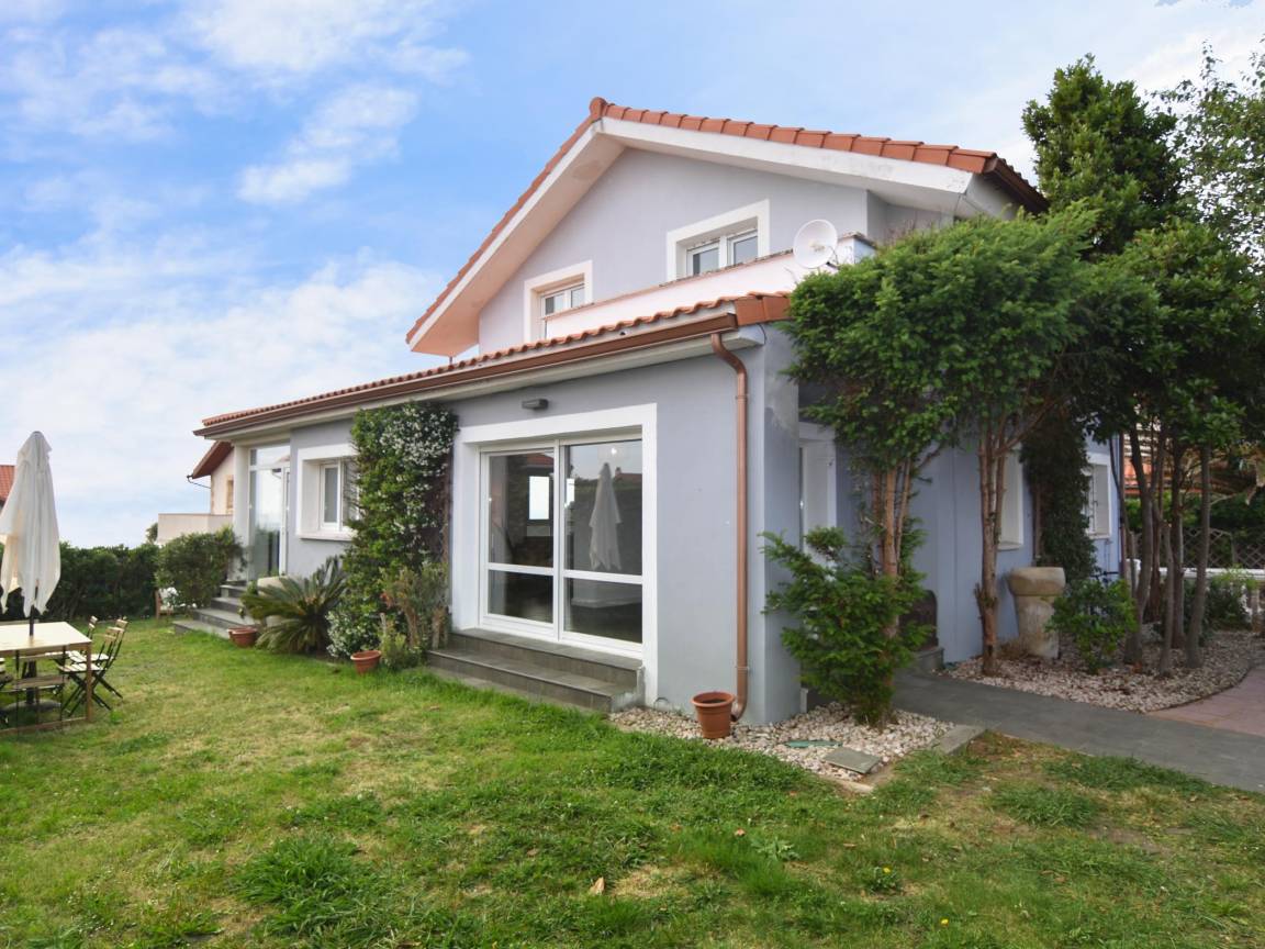200 M² Villa ∙ 4 Chambres ∙ 8 Personnes - Arnuero