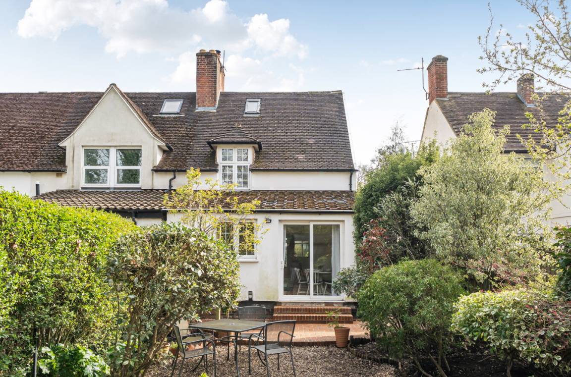 74 M² House ∙ 3 Bedrooms ∙ 5 Guests - Woking
