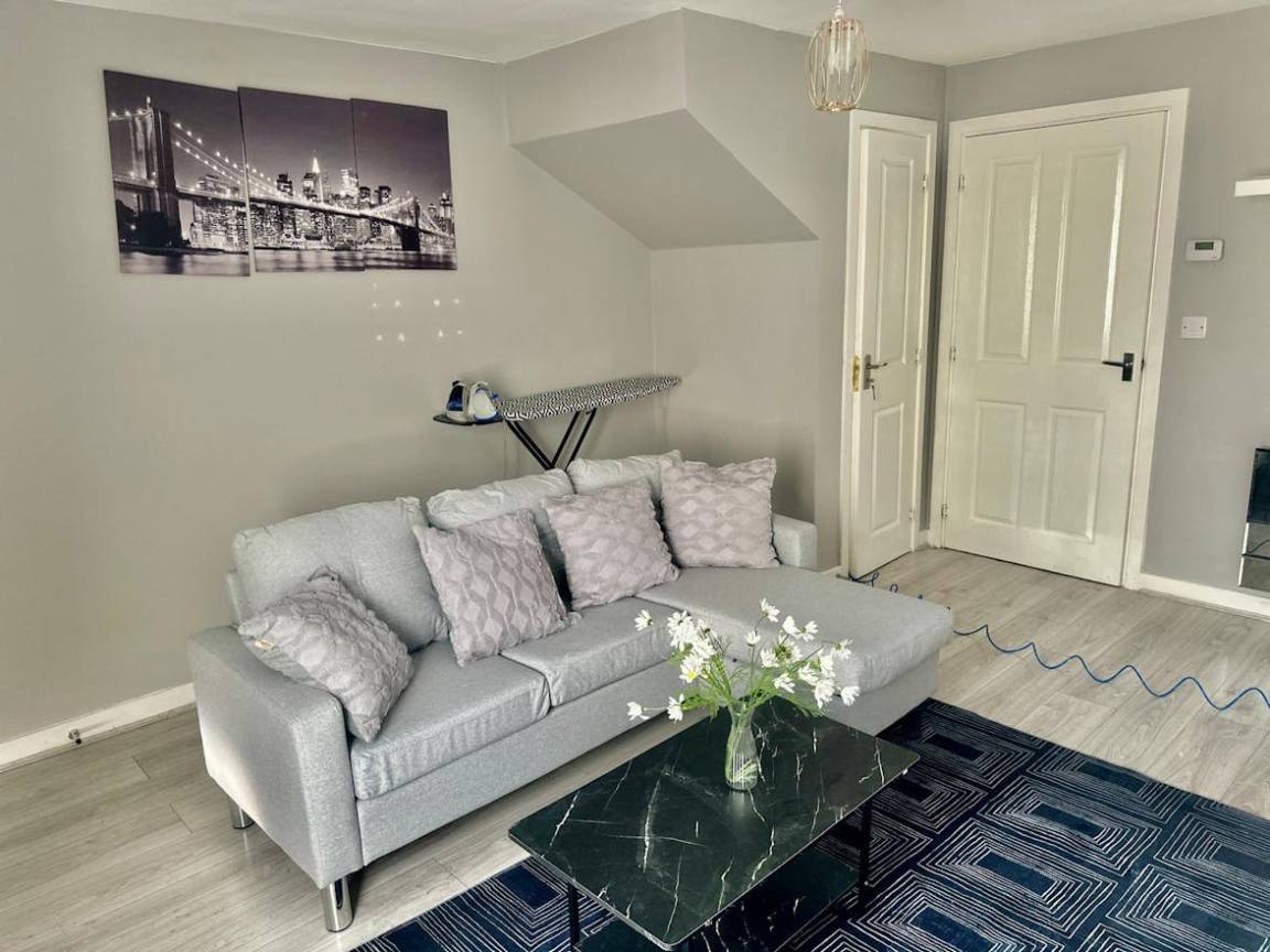 86 M² House ∙ 4 Bedrooms ∙ 4 Guests - Wolverhampton