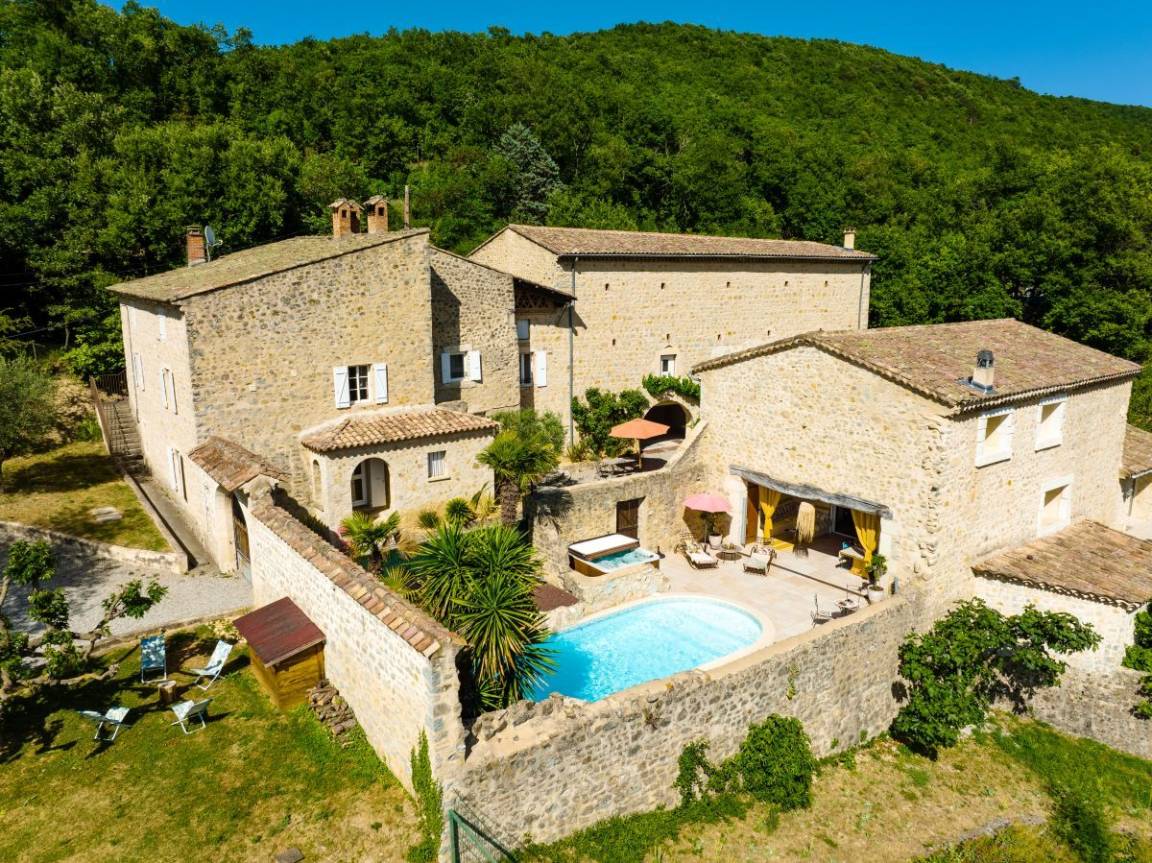 300 M² Gîte ∙ 5 Chambres ∙ 10 Personnes - Montélimar