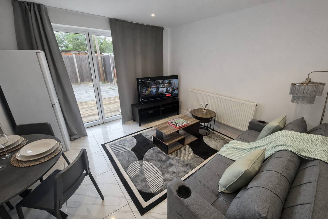 House ∙ 5 Bedrooms ∙ 10 Guests - Reading Station