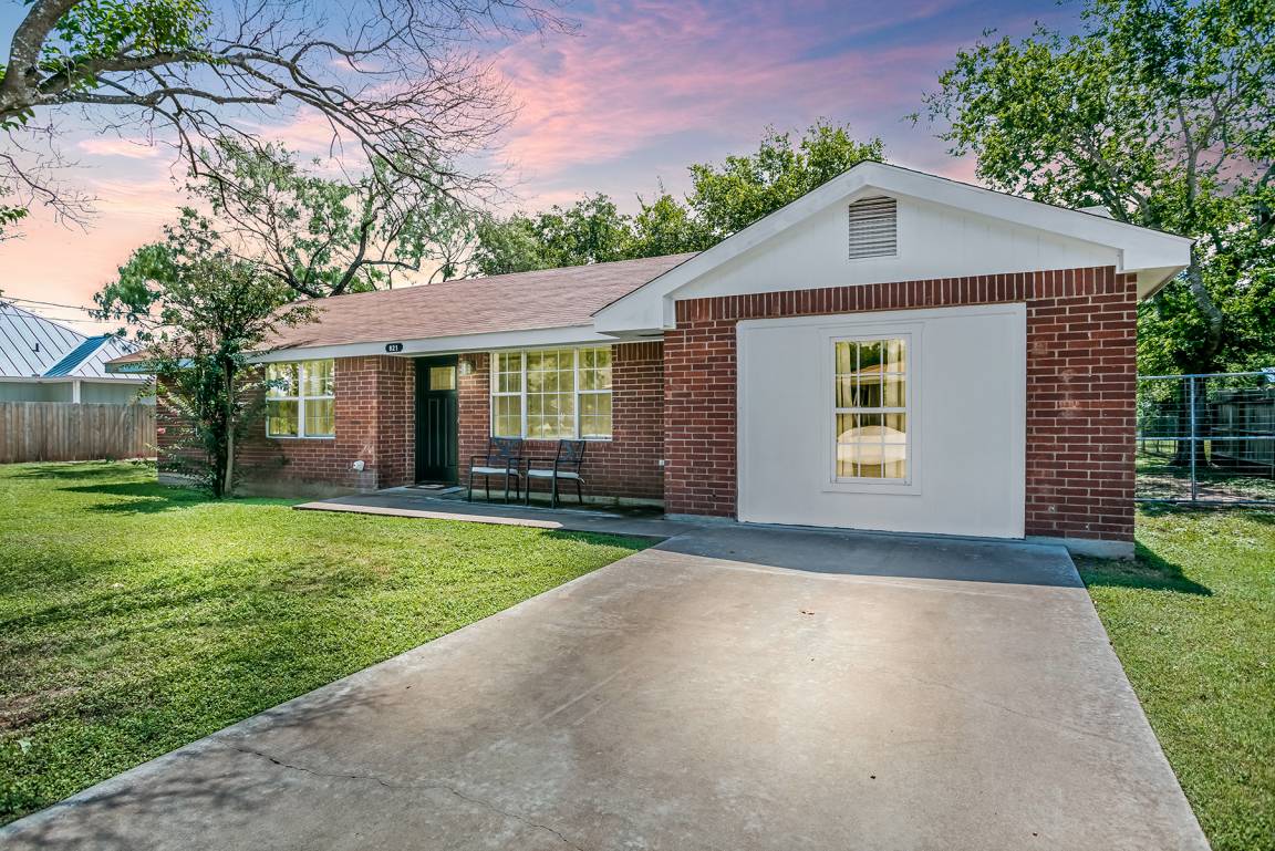 House ∙ 3 Bedrooms ∙ 8 Guests - Fredericksburg, TX