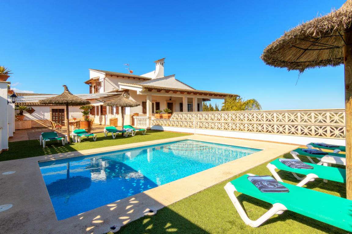 240 M² Villa ∙ 4 Bedrooms ∙ 8 Guests - Petra