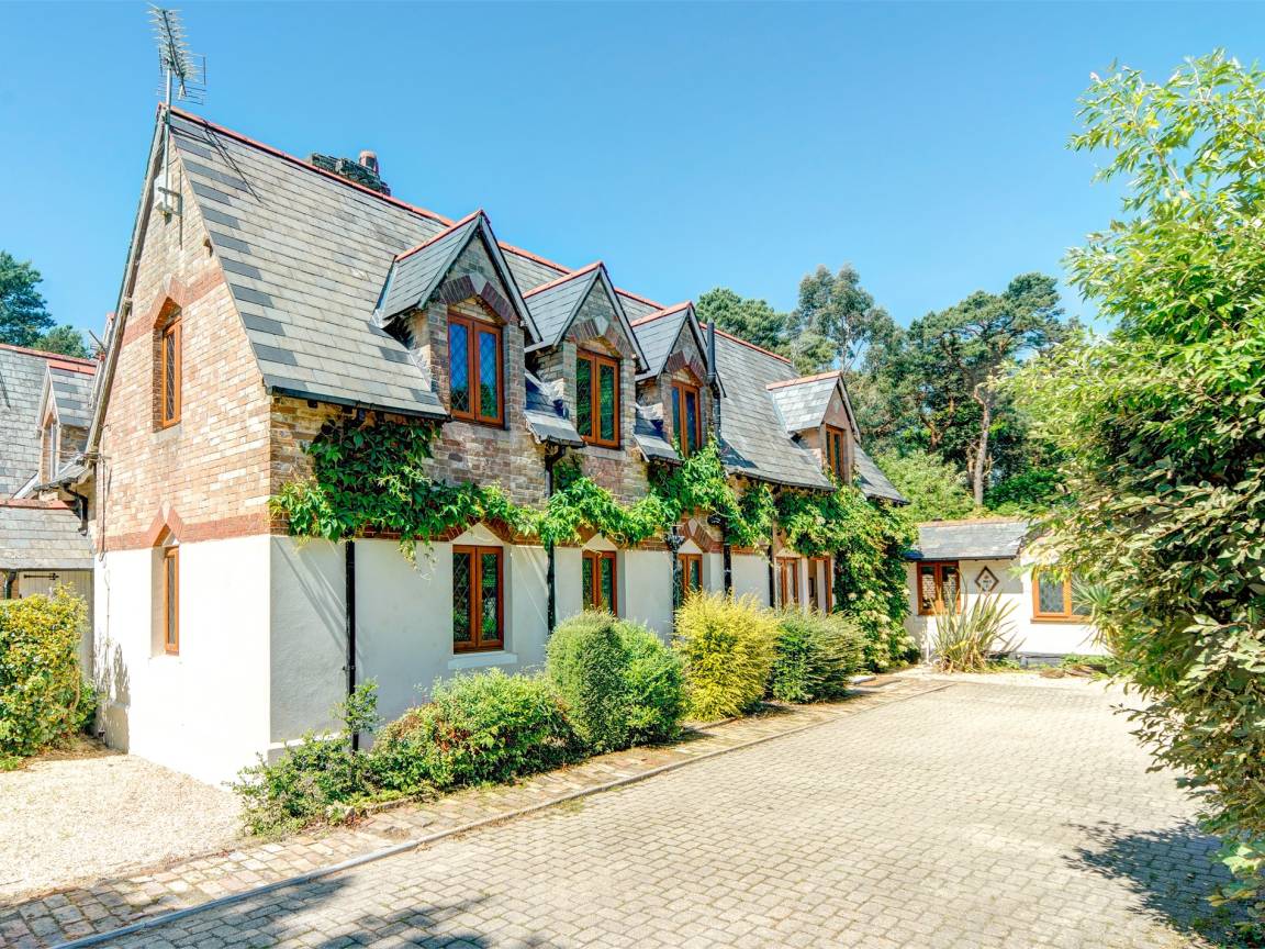 Cottage ∙ 5 Bedrooms ∙ 10 Guests - Bournemouth