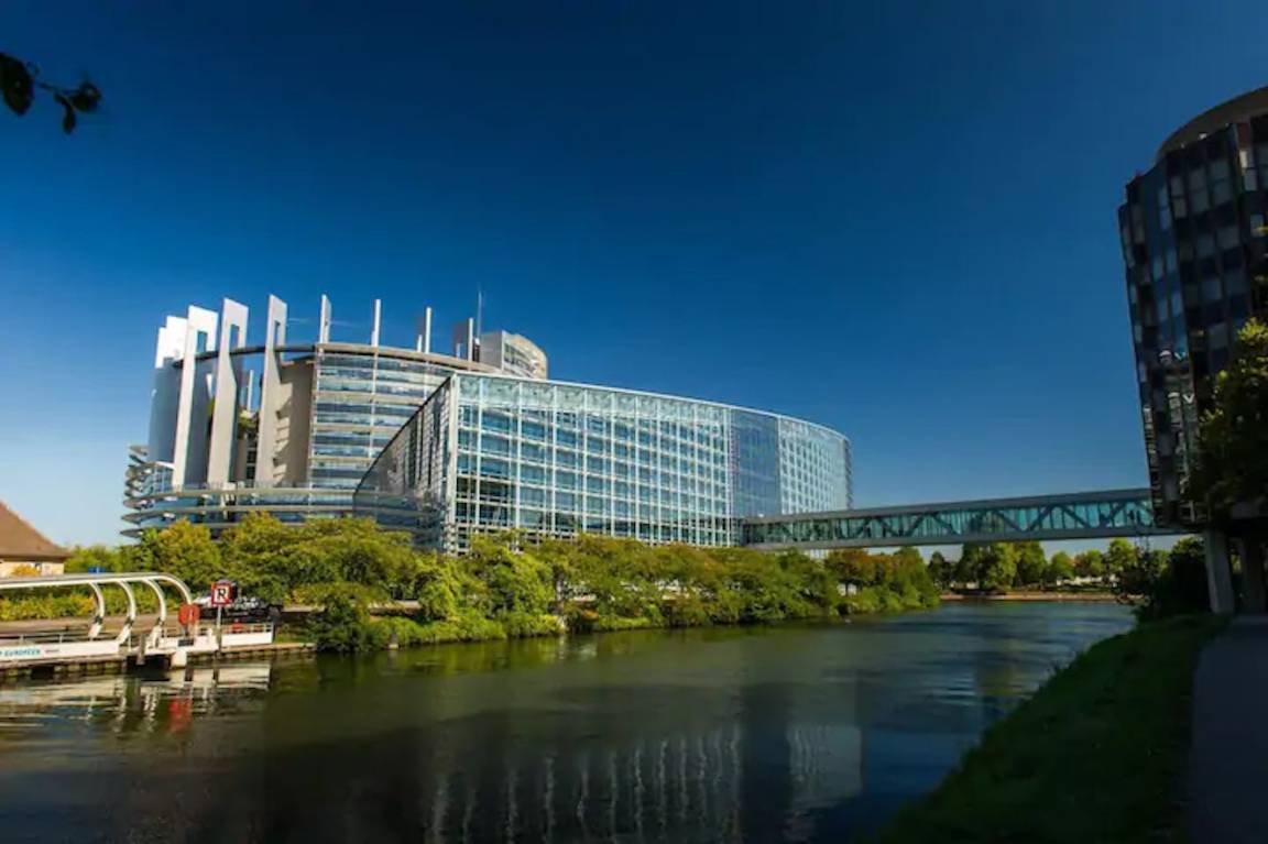 120 M² Ferienwohnung ∙ 4 Schlafzimmer ∙ 8 Gäste - Kehl