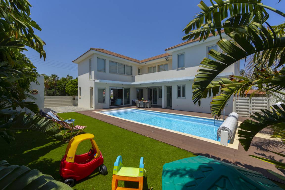300 M² Villa ∙ 4 Bedrooms ∙ 8 Guests - Larnaca