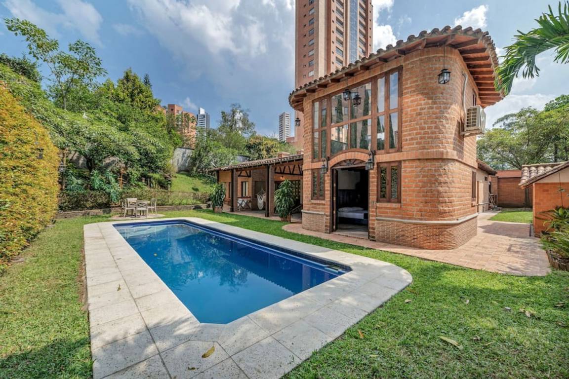 House ∙ 4 Bedrooms ∙ 15 Guests - Medellín