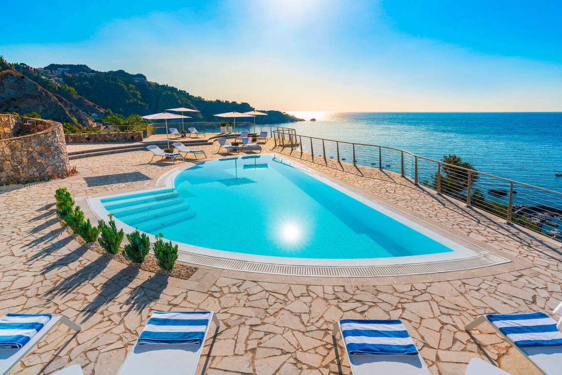 600 M² Villa ∙ 10 Bedrooms ∙ 20 Guests - Naxos