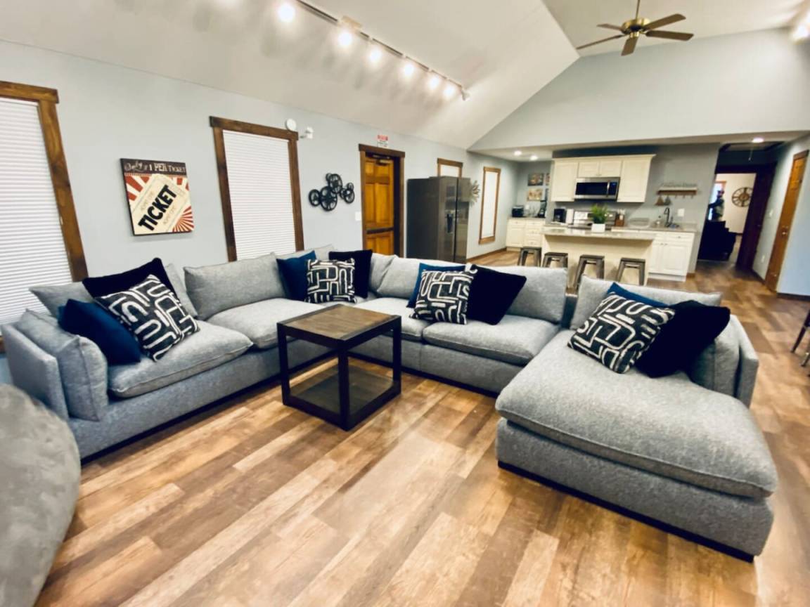 279 M² House ∙ 4 Bedrooms ∙ 10 Guests - Bristol, CT