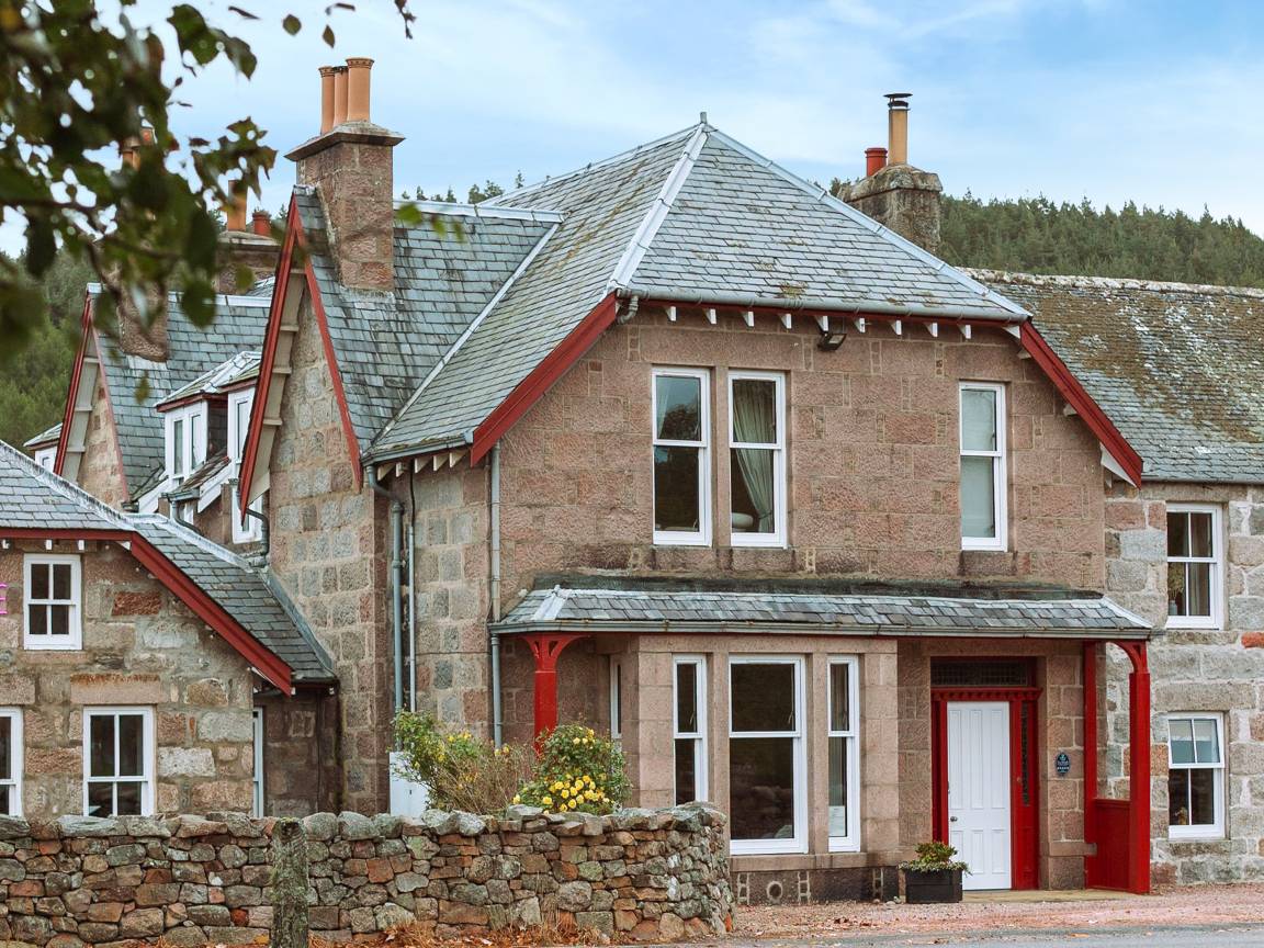 Cottage ∙ 7 Bedrooms ∙ 14 Guests - Moray