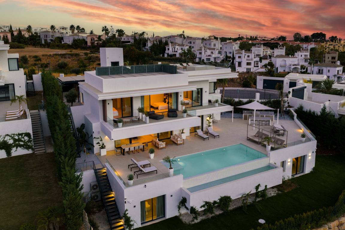 Villa ∙ 7 Bedrooms ∙ 14 Guests - Estepona