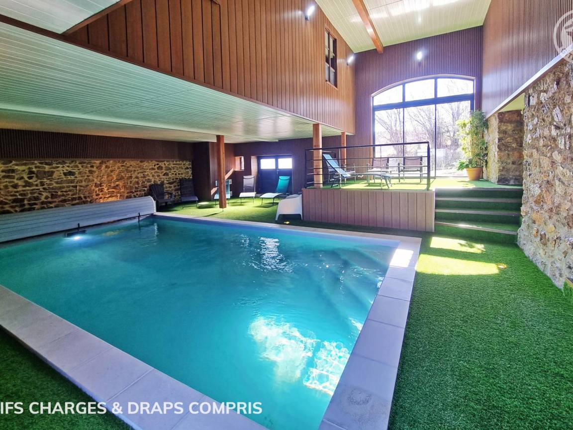 170 M² Cottage ∙ 4 Bedrooms ∙ 12 Guests - Auvergne