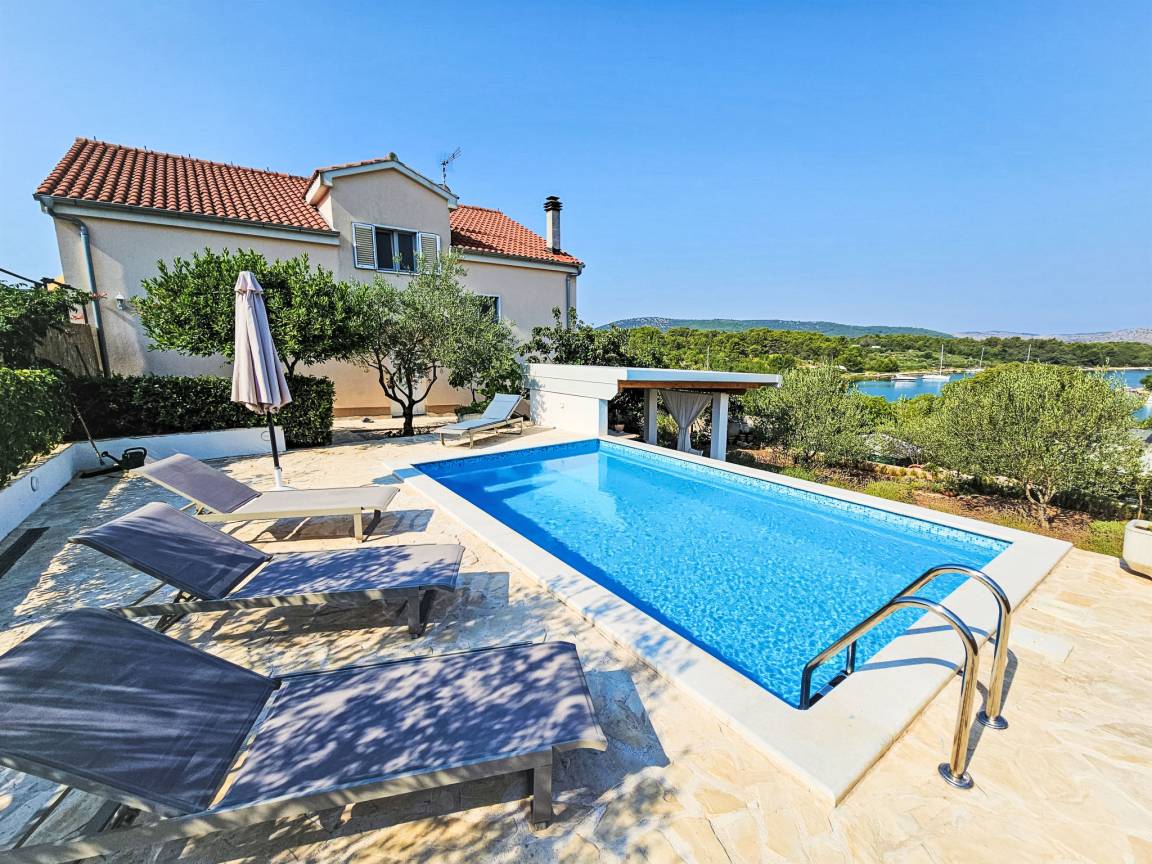 56 M² Ferienhaus ∙ 2 Schlafzimmer ∙ 5 Gäste - Šibenik