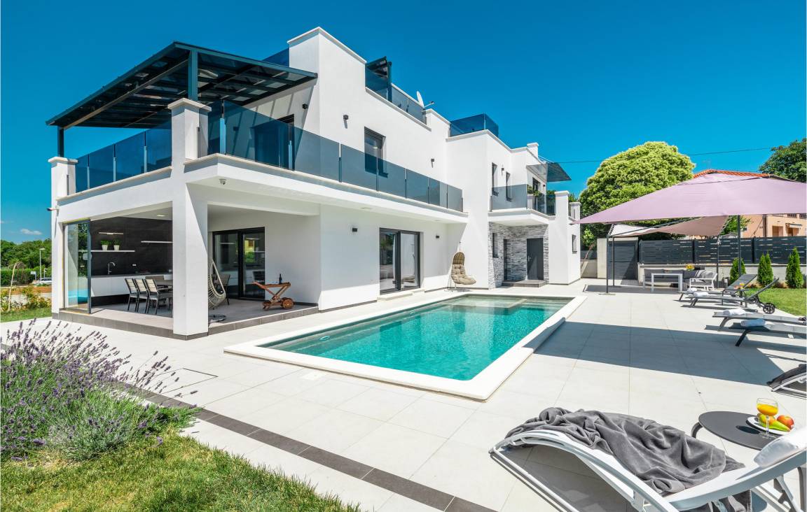 200 M² House ∙ 6 Bedrooms ∙ 11 Guests - Poreč