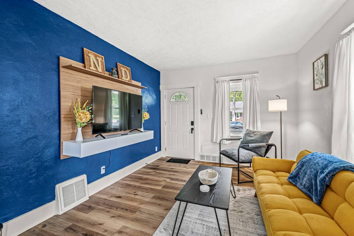 House ∙ 2 Bedrooms ∙ 5 Guests - South Bend, IN