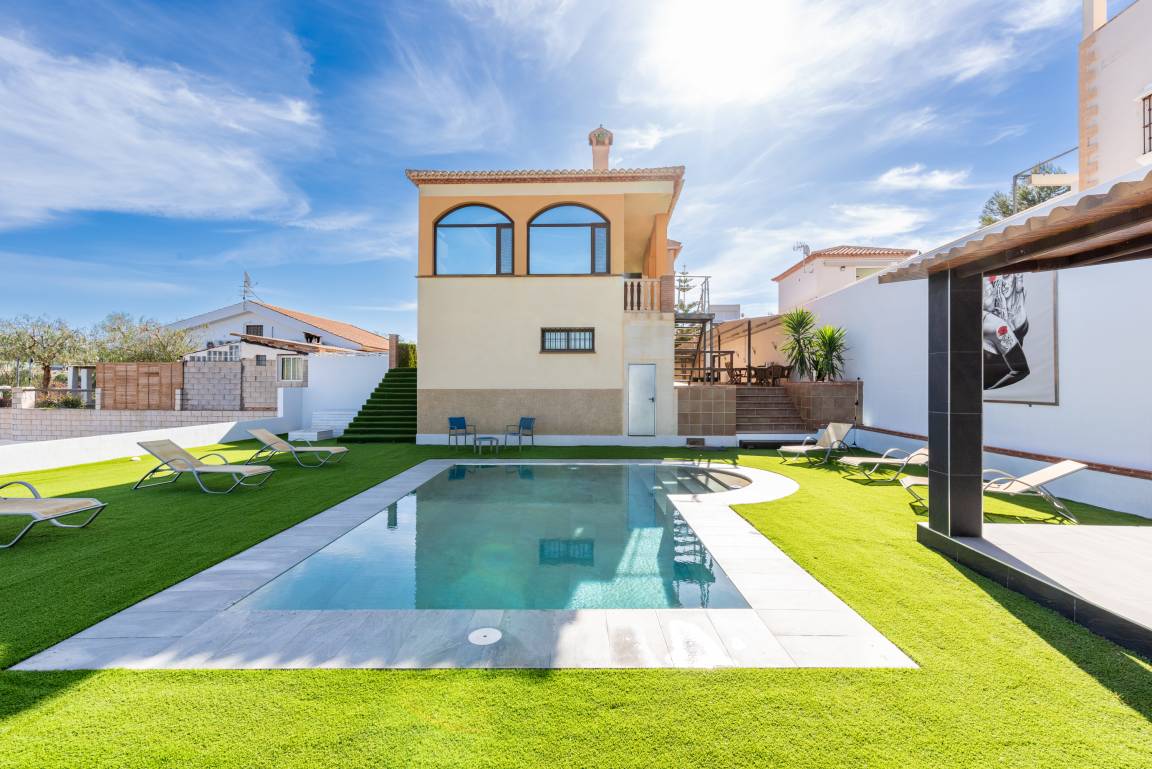 450 M² Chalet ∙ 4 Habitaciones ∙ 8 Huéspedes - Colmenar
