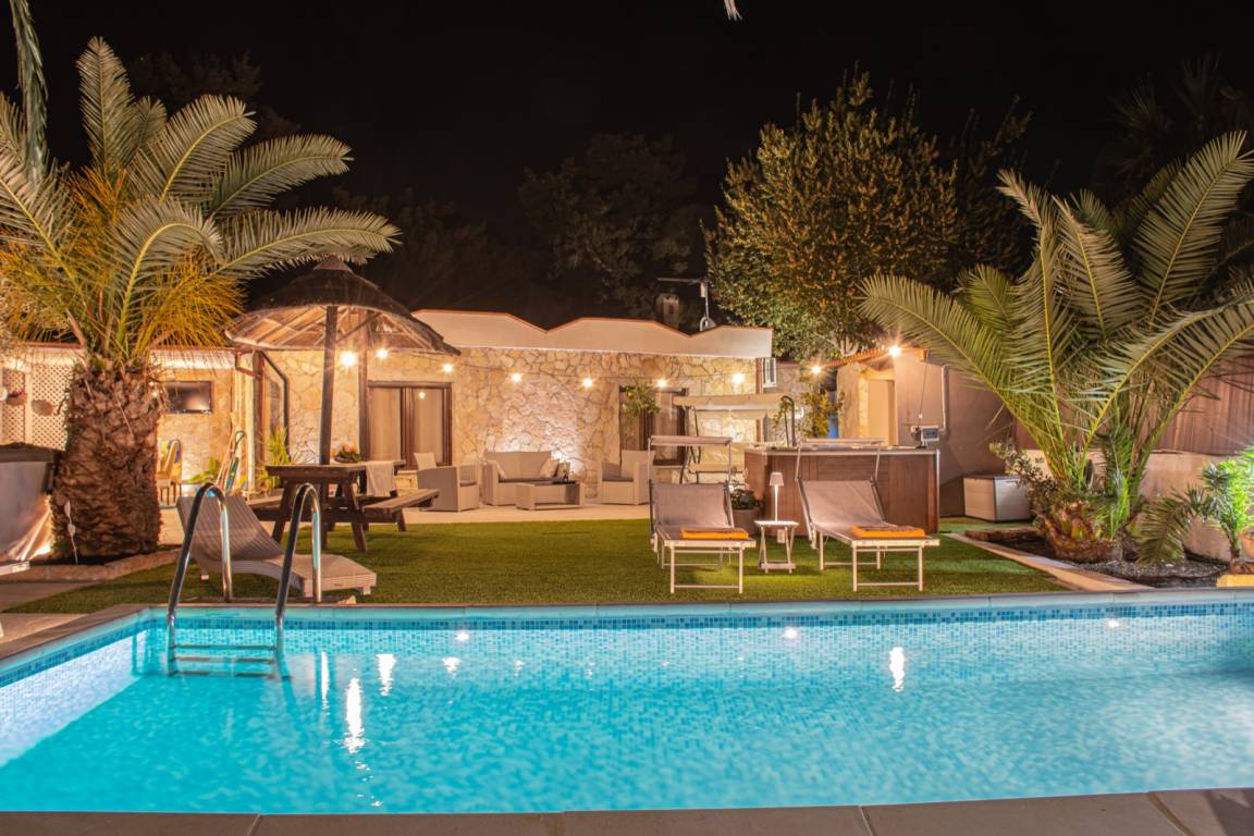 100 M² Villa ∙ 3 Bedrooms ∙ 5 Guests - Кальяри