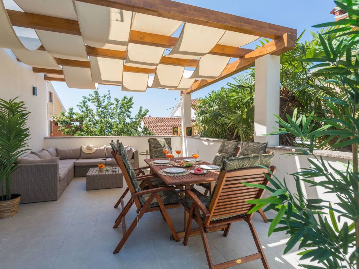 110 M² Huoneisto ∙ 3 Makuuhuonetta ∙ 5 Vierasta - Poreč