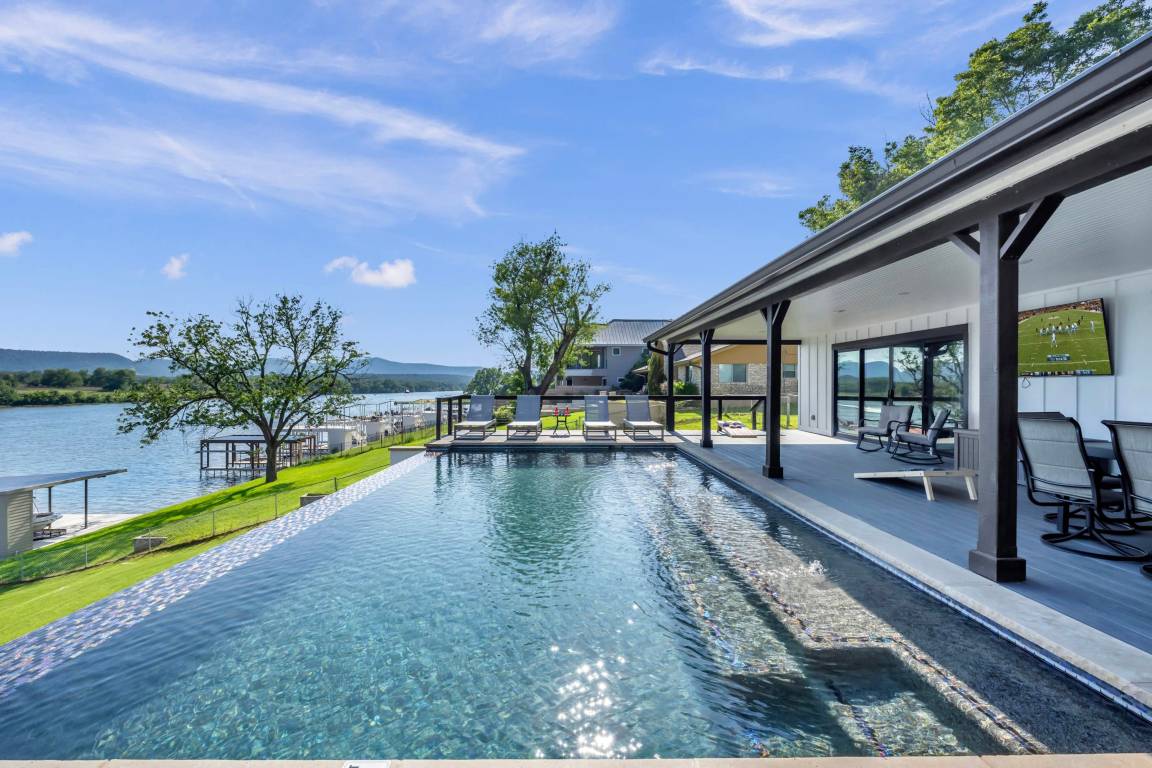 House ∙ 6 Bedrooms ∙ 21 Guests - Kingsland, TX