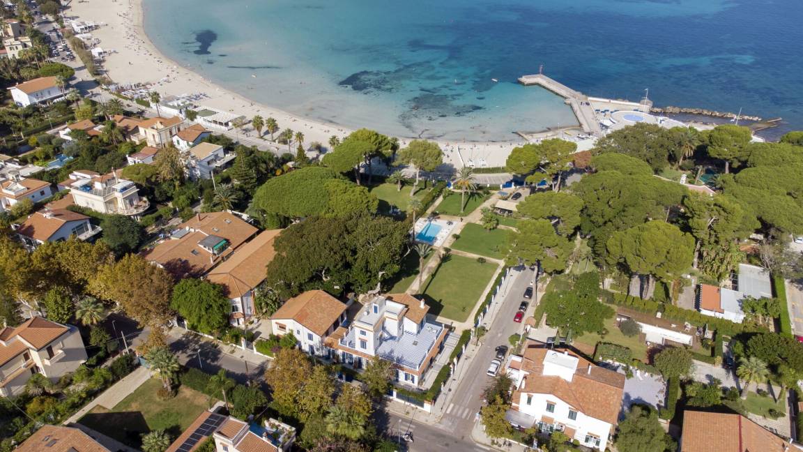 550 M² Villa ∙ 5 Bedrooms ∙ 10 Guests - Мондело