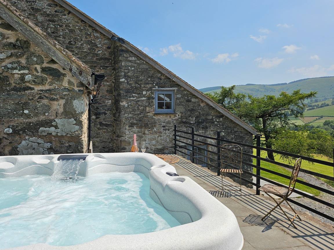 Cottage ∙ 6 Bedrooms ∙ 14 Guests - Wales