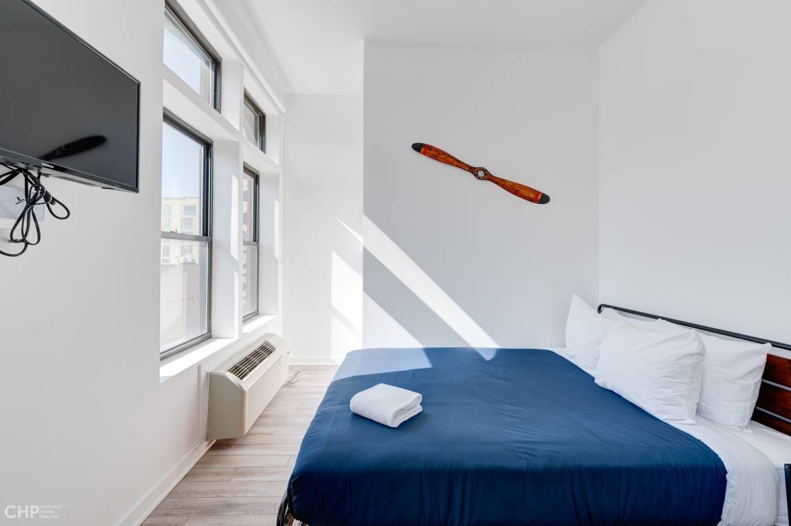 Hotel ∙ 2 Guests - Chicago, IL