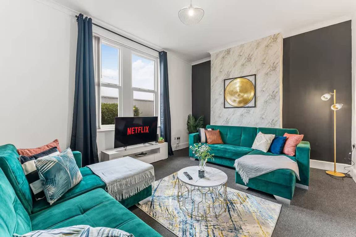 House ∙ 1 Bedroom ∙ 10 Guests - Chesterfield