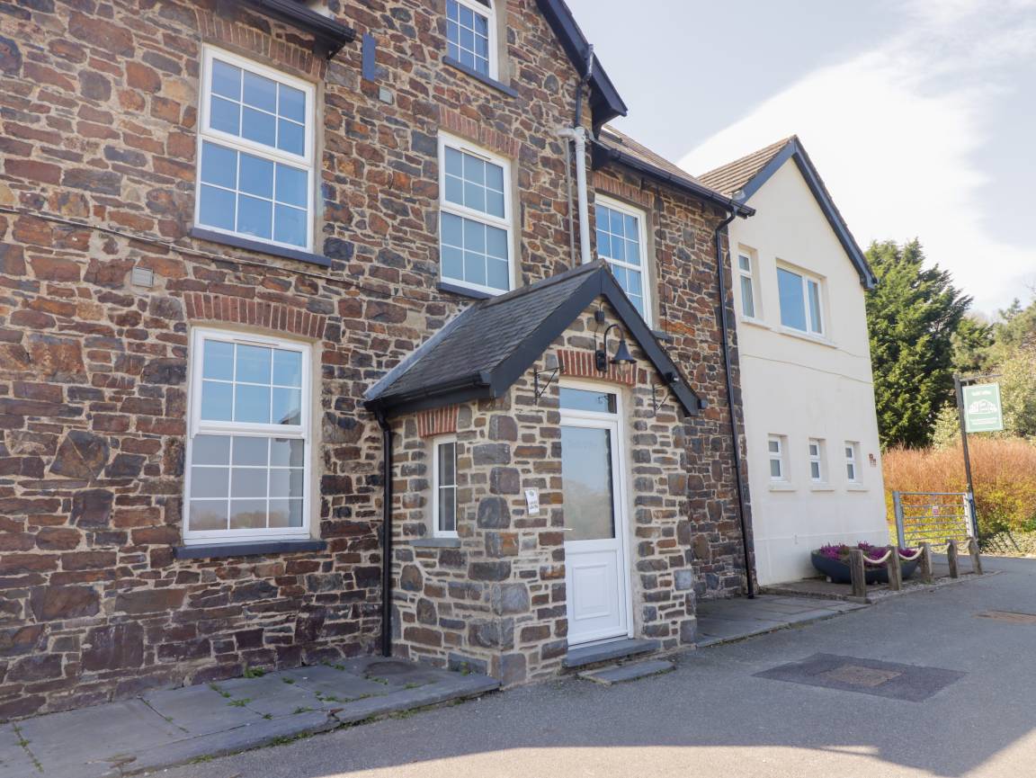 Cottage ∙ 9 Bedrooms ∙ 18 Guests - Aberporth