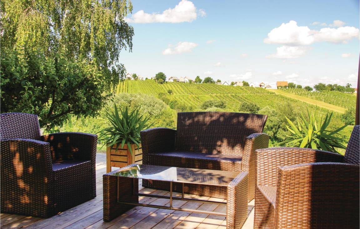 90 M² Apartment ∙ 2 Bedrooms ∙ 5 Guests - Szombathely