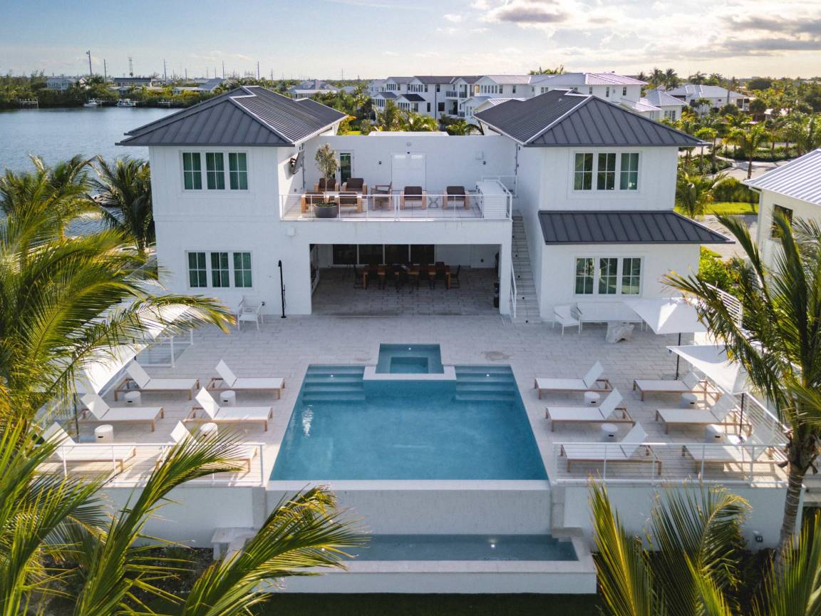 House ∙ 8 Bedrooms ∙ 16 Guests - Smathers Beach