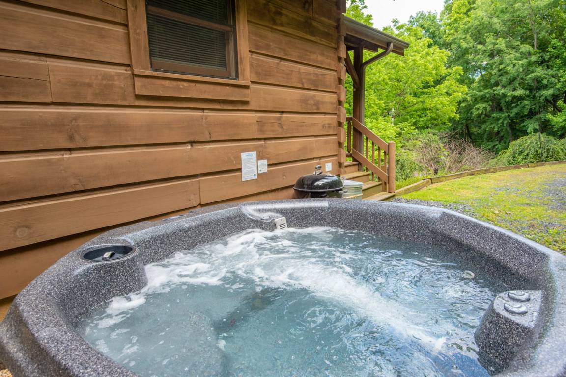 Cabin ∙ 2 Bedrooms ∙ 4 Guests - West Jefferson, NC