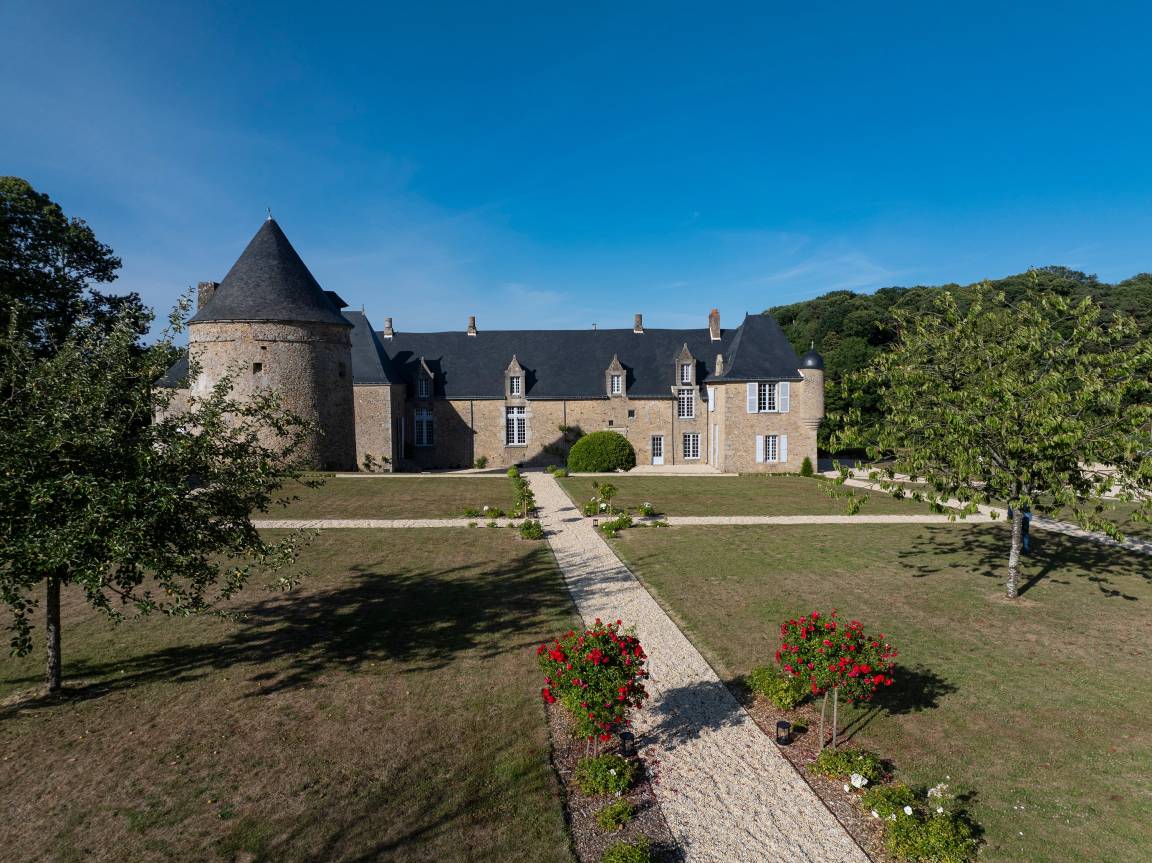 950 M² Maison De Vacances ∙ 5 Chambres ∙ 15 Personnes - Mayenne