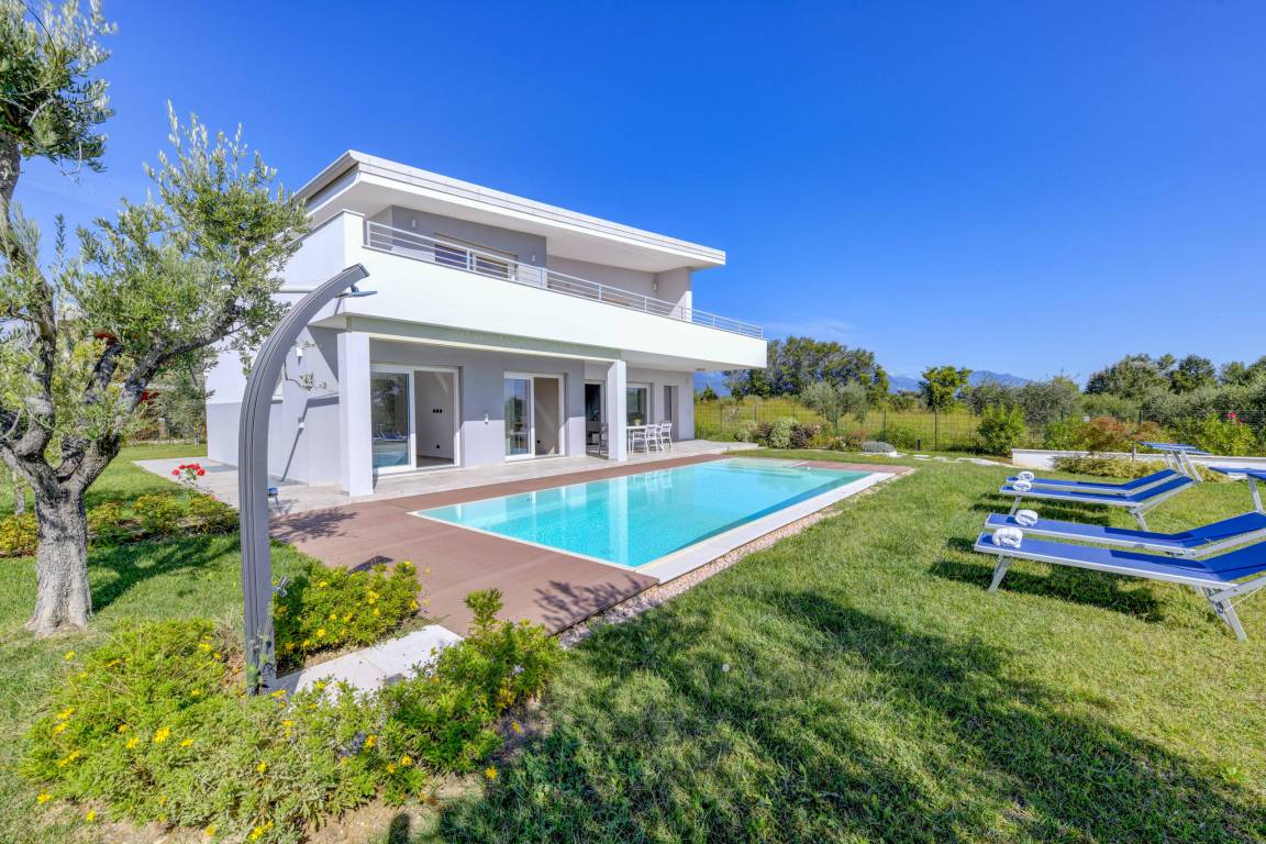 160 M² Villa ∙ 3 Bedrooms ∙ 4 Guests - Sirmione