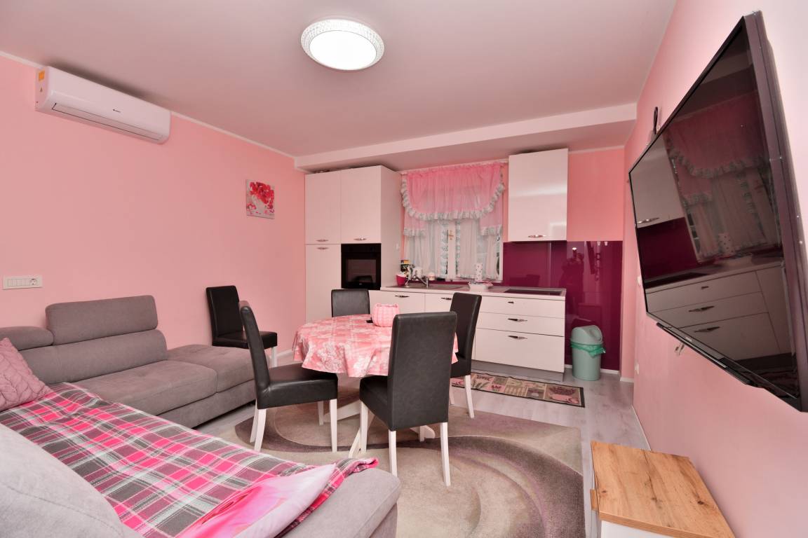 70 M² Apartment ∙ 2 Bedrooms ∙ 5 Guests - Rijeka