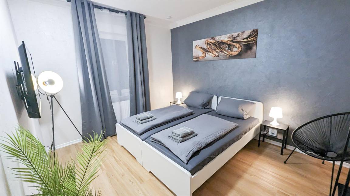 80 M² Apartment ∙ 4 Bedrooms ∙ 8 Guests - Stuttgart