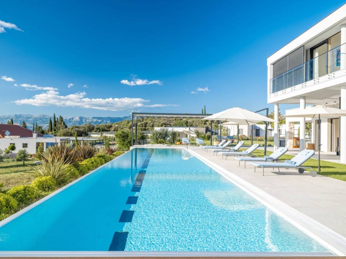 700 M² Villa ∙ 6 Makuuhuonetta ∙ 12 Vierasta - Postira