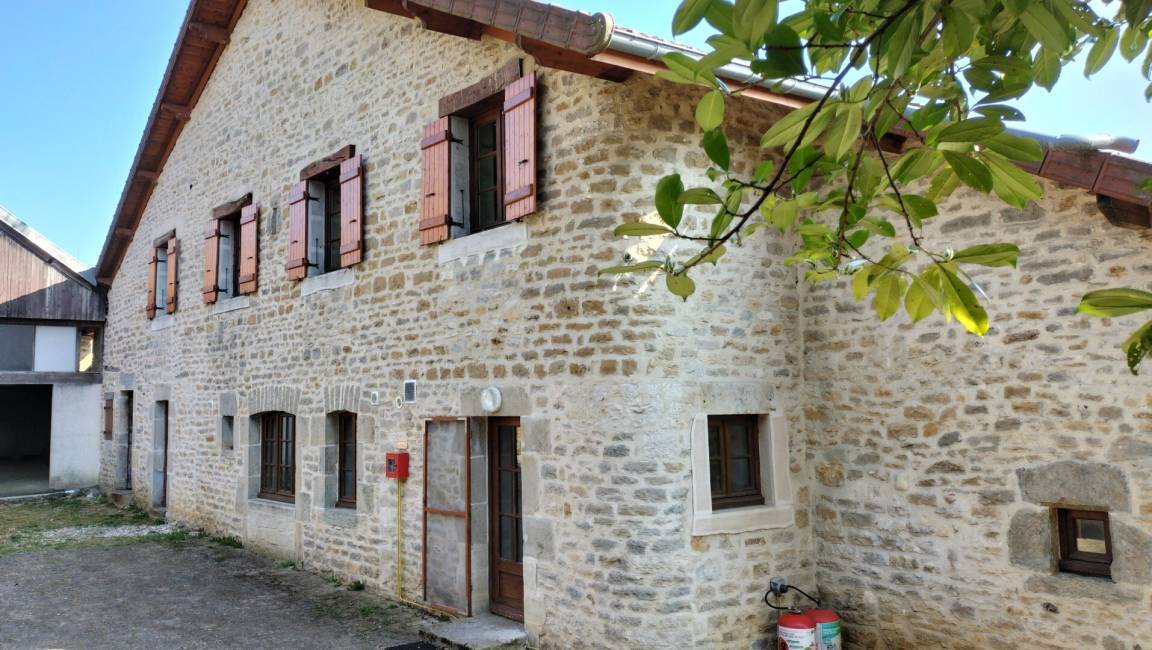 150 M² Gîte ∙ 6 Chambres ∙ 15 Personnes - Poligny