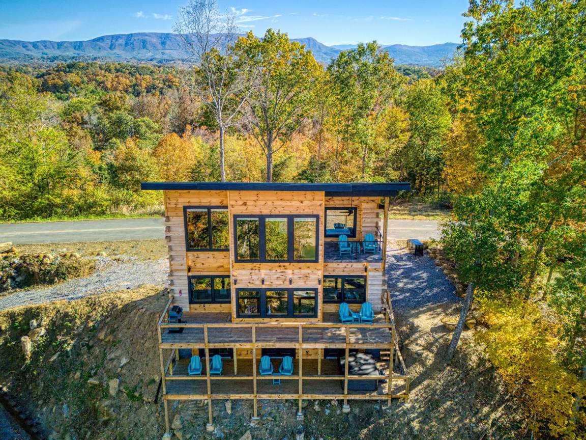 Cabin ∙ 3 Bedrooms ∙ 8 Guests - Dandridge, TN