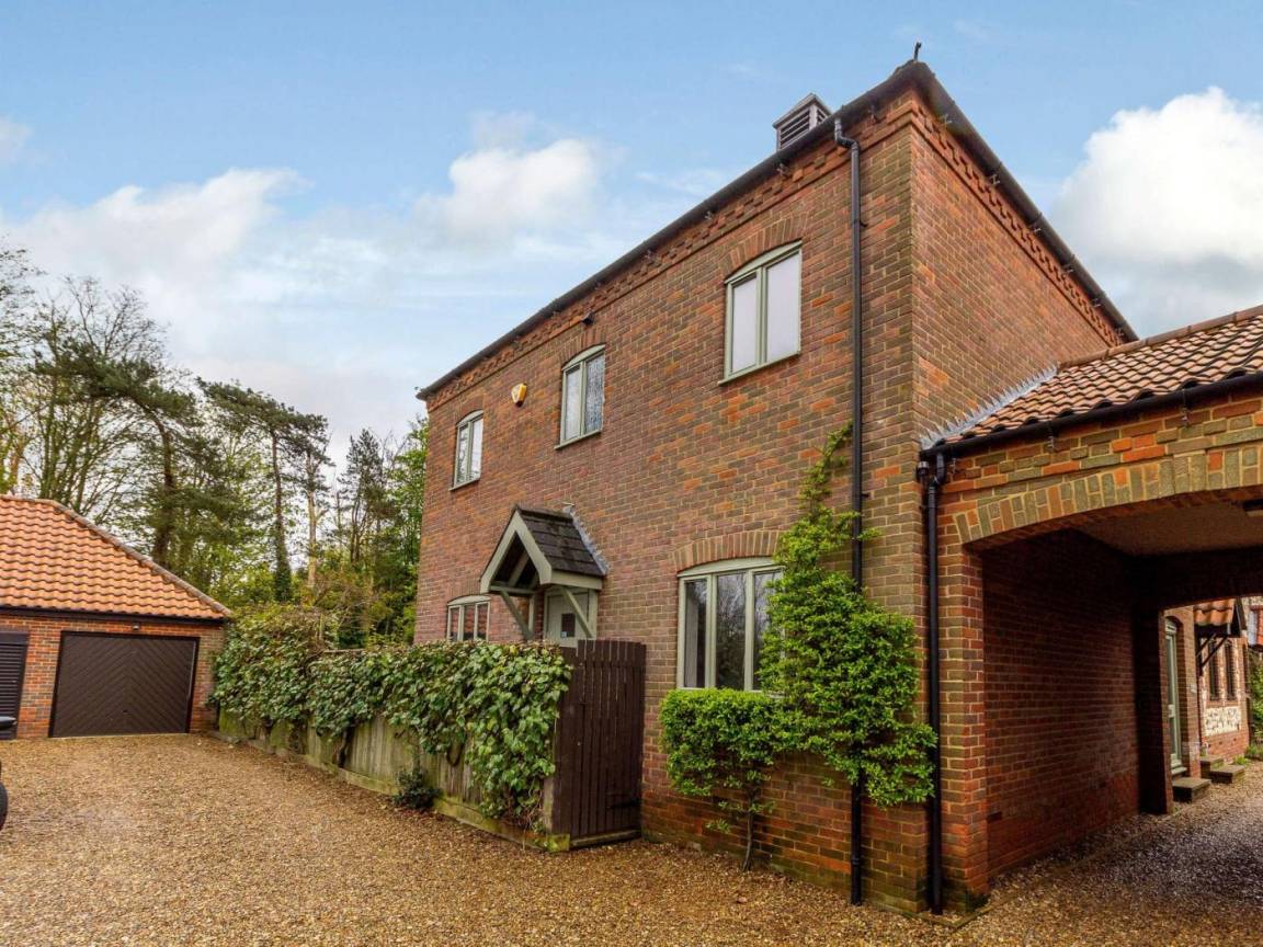 Cottage ∙ 4 Bedrooms ∙ 8 Guests - Burnham Market