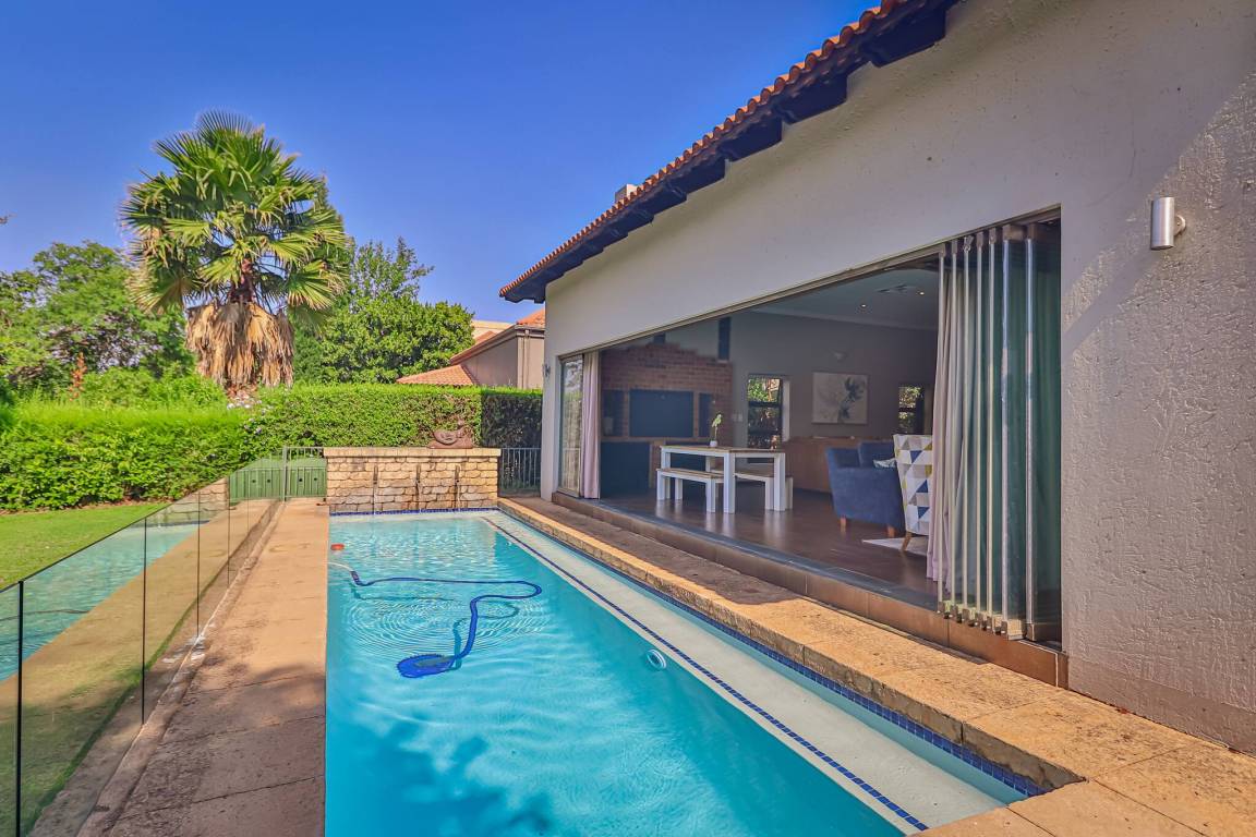 570 M² House ∙ 4 Bedrooms ∙ 9 Guests - Hartbeespoort