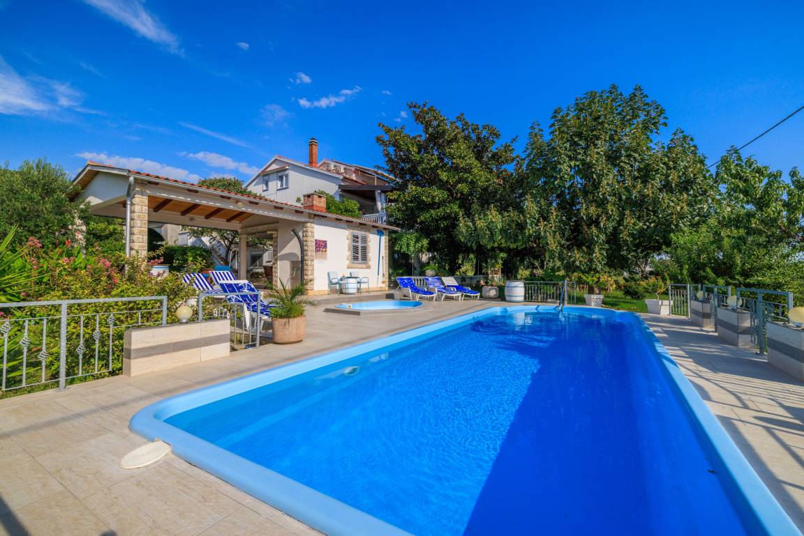 80 M² Apartment ∙ 3 Bedrooms ∙ 9 Guests - Rab