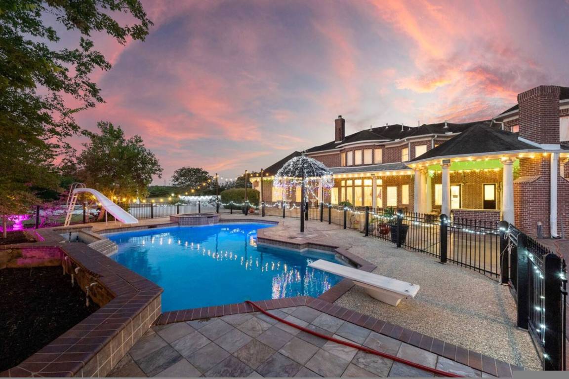 652 M² Apartment ∙ 5 Bedrooms ∙ 10 Guests - League City, TX