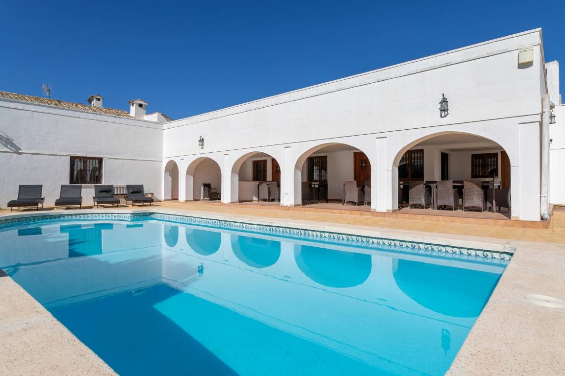 740 M² Casa ∙ 13 Habitaciones ∙ 26 Huéspedes - Villena