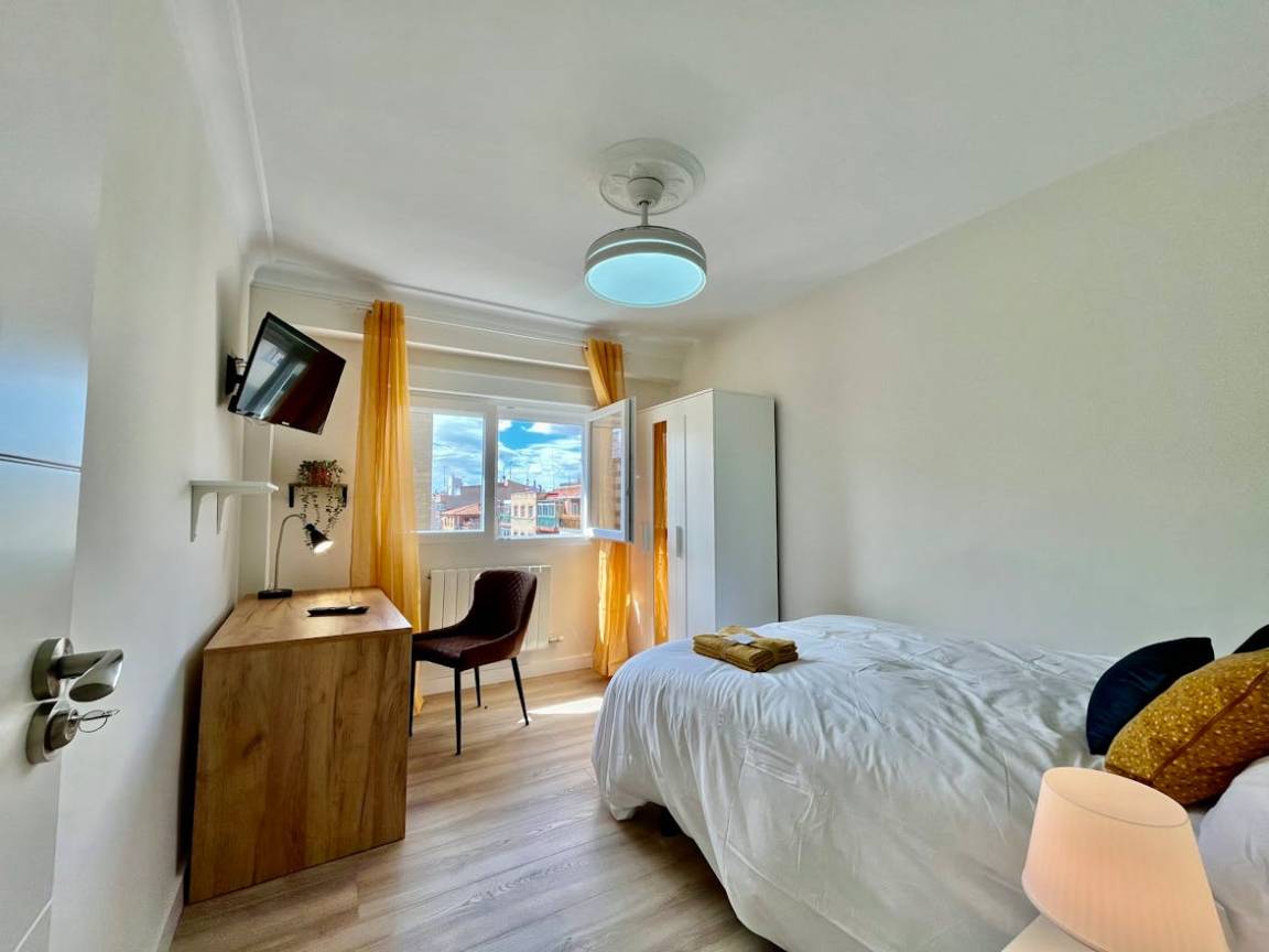 125 M² Habitación Privada ∙ 1 Habitación ∙ 4 Huéspedes - Zaragoza, España