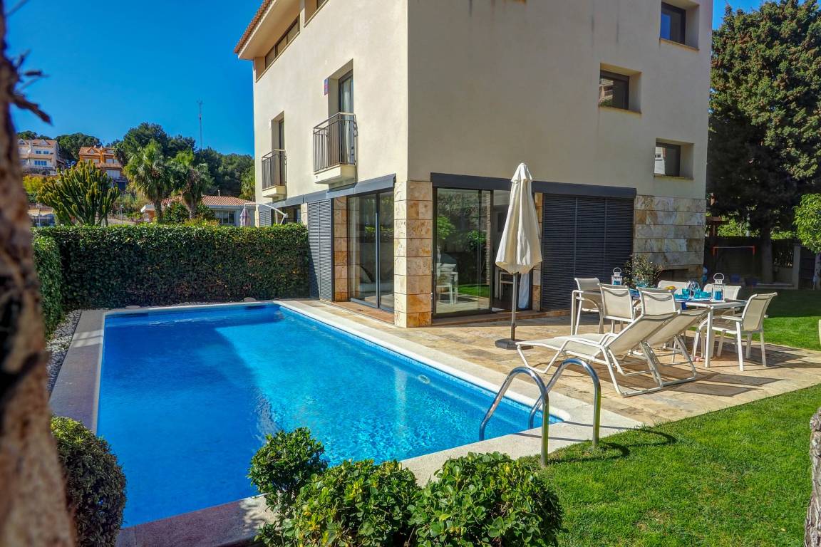 270 M² Villa ∙ 3 Bedrooms ∙ 6 Guests - Sitges