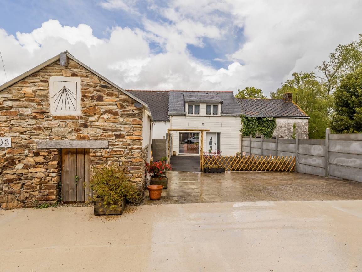 80 M² Cottage ∙ 2 Bedrooms ∙ 4 Guests - Blain