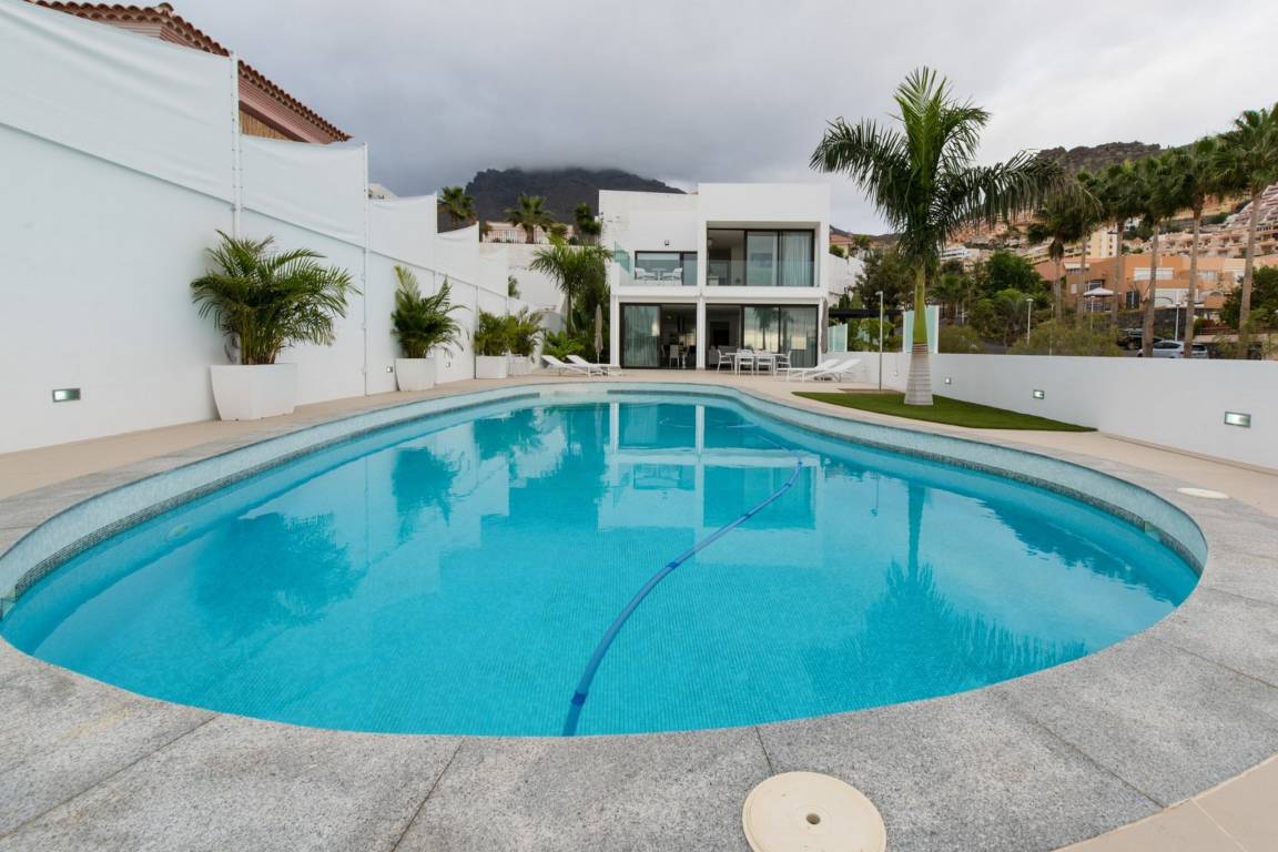 Villa ∙ 8 Bedrooms ∙ 16 Guests - Costa Adeje