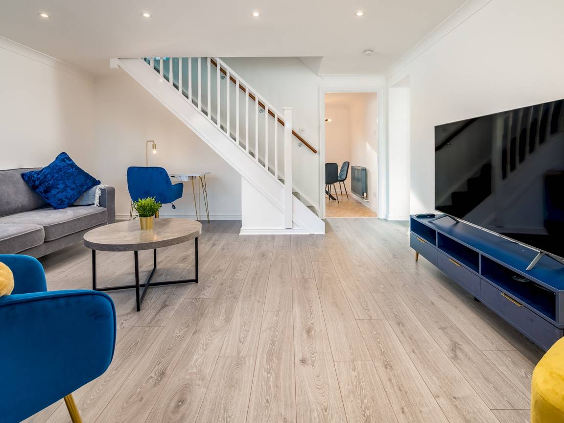 111 M² House ∙ 4 Bedrooms ∙ 7 Guests - Watford