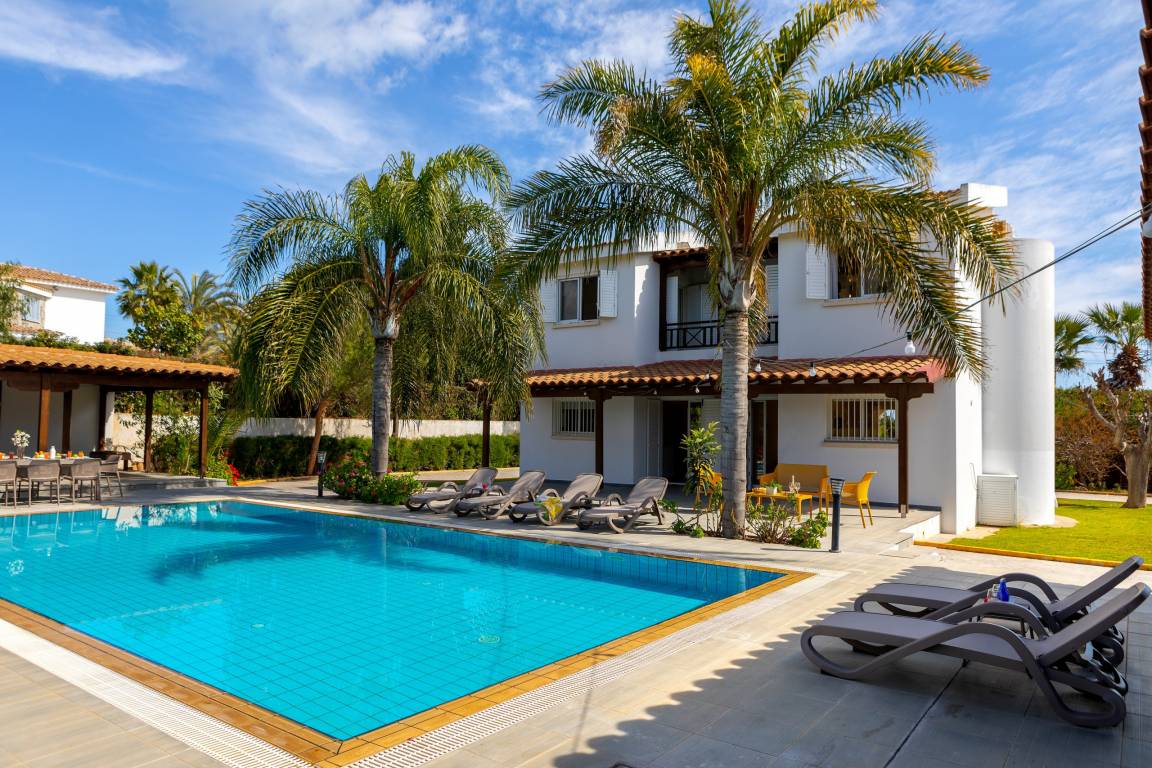 200 M² Villa ∙ 4 Bedrooms ∙ 8 Guests - Ayia Napa