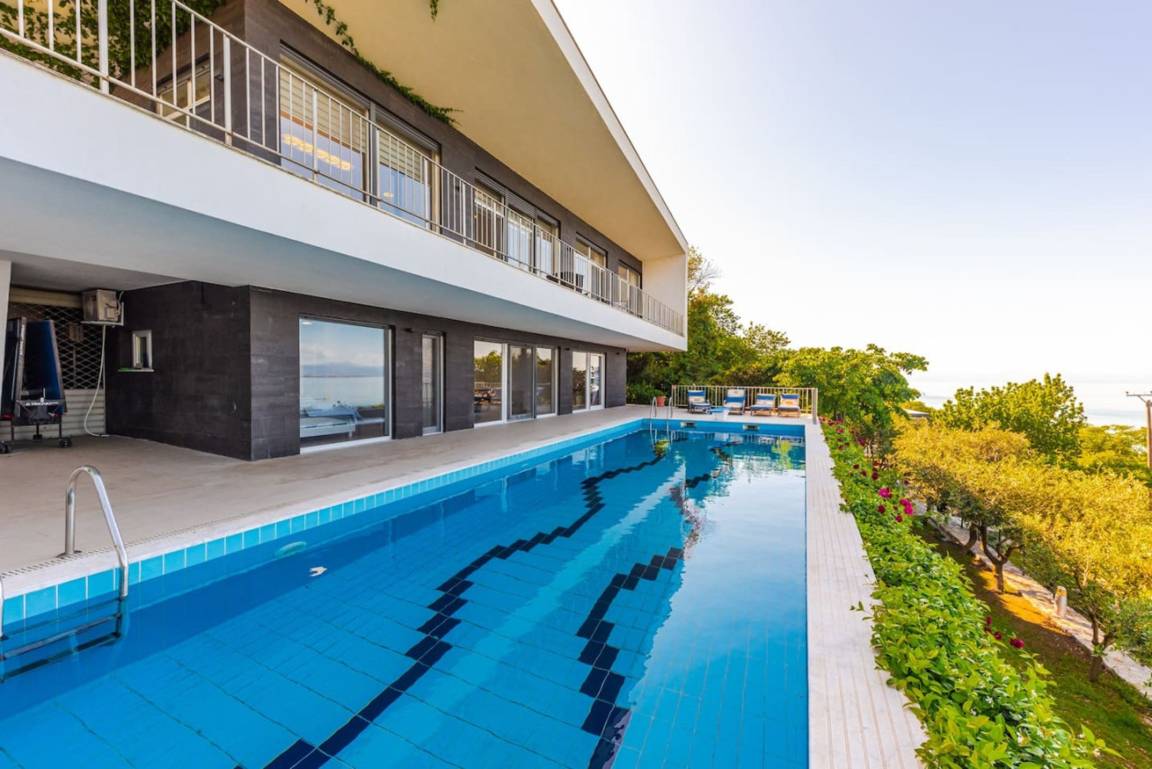 400 M² Villa ∙ 4 Bedrooms ∙ 9 Guests - Shkodër